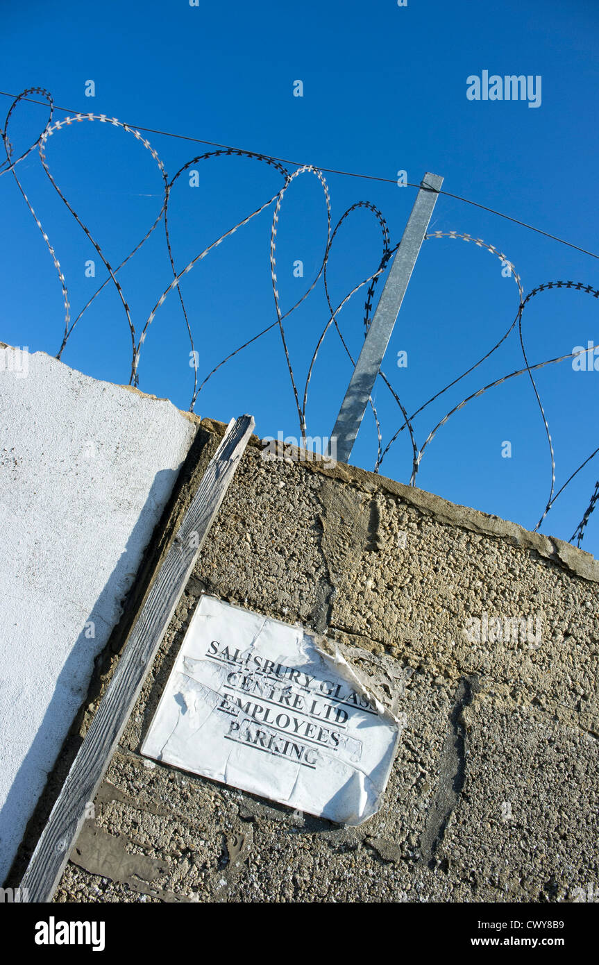 Razor wire wall hi-res stock photography and images - Alamy