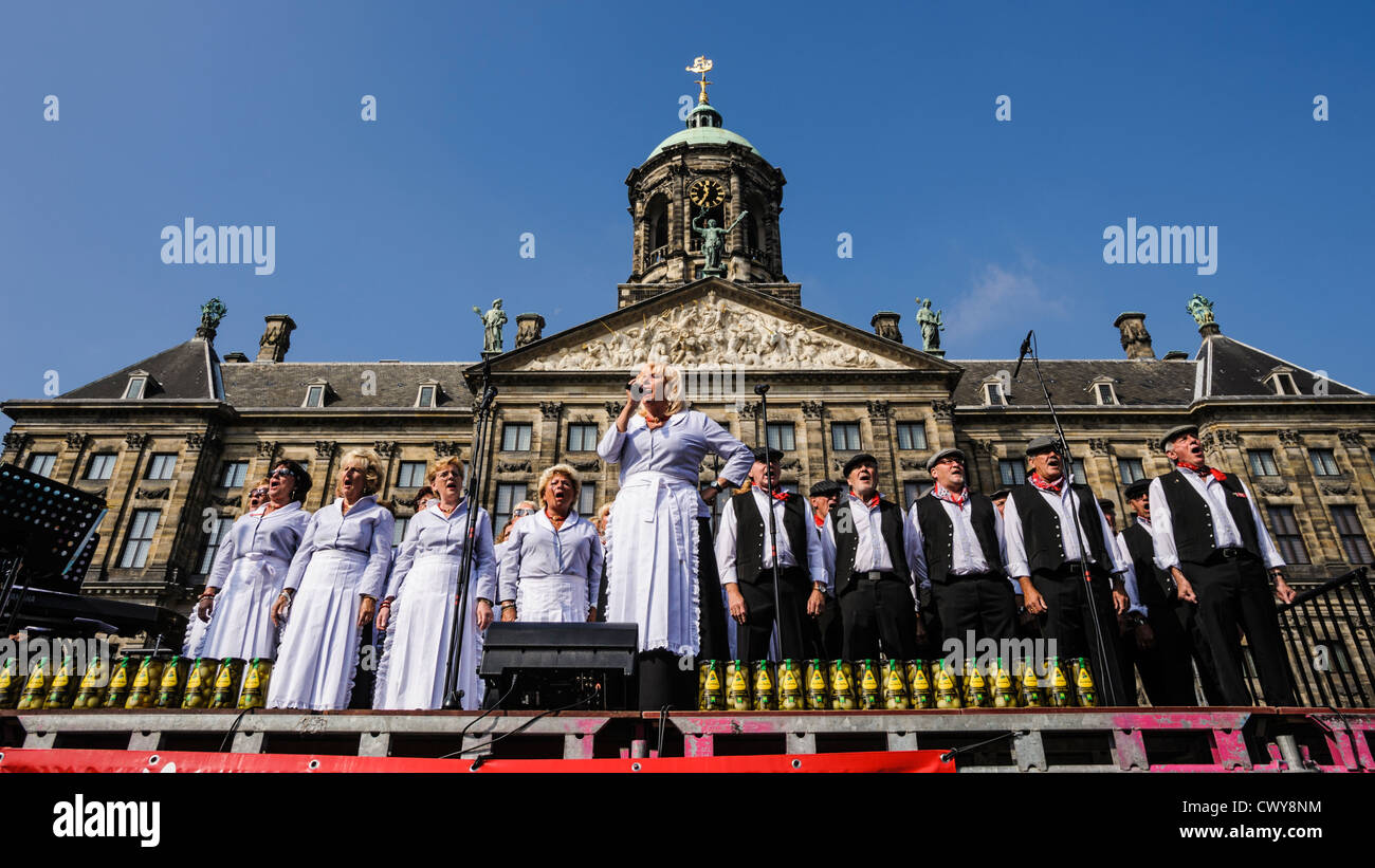 Group standing in front of royal palace hi-res stock photography and ...