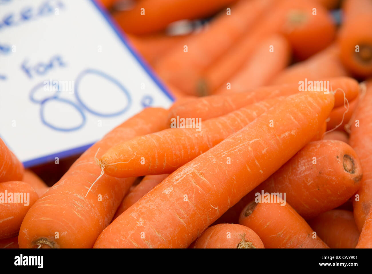English Carrot's for sale on a market stall Stock Photo - Alamy