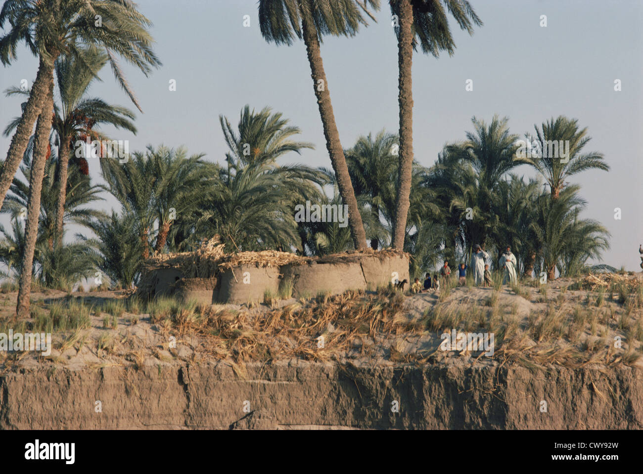 Ancient egypt mud brick houses hi-res stock photography and images - Alamy