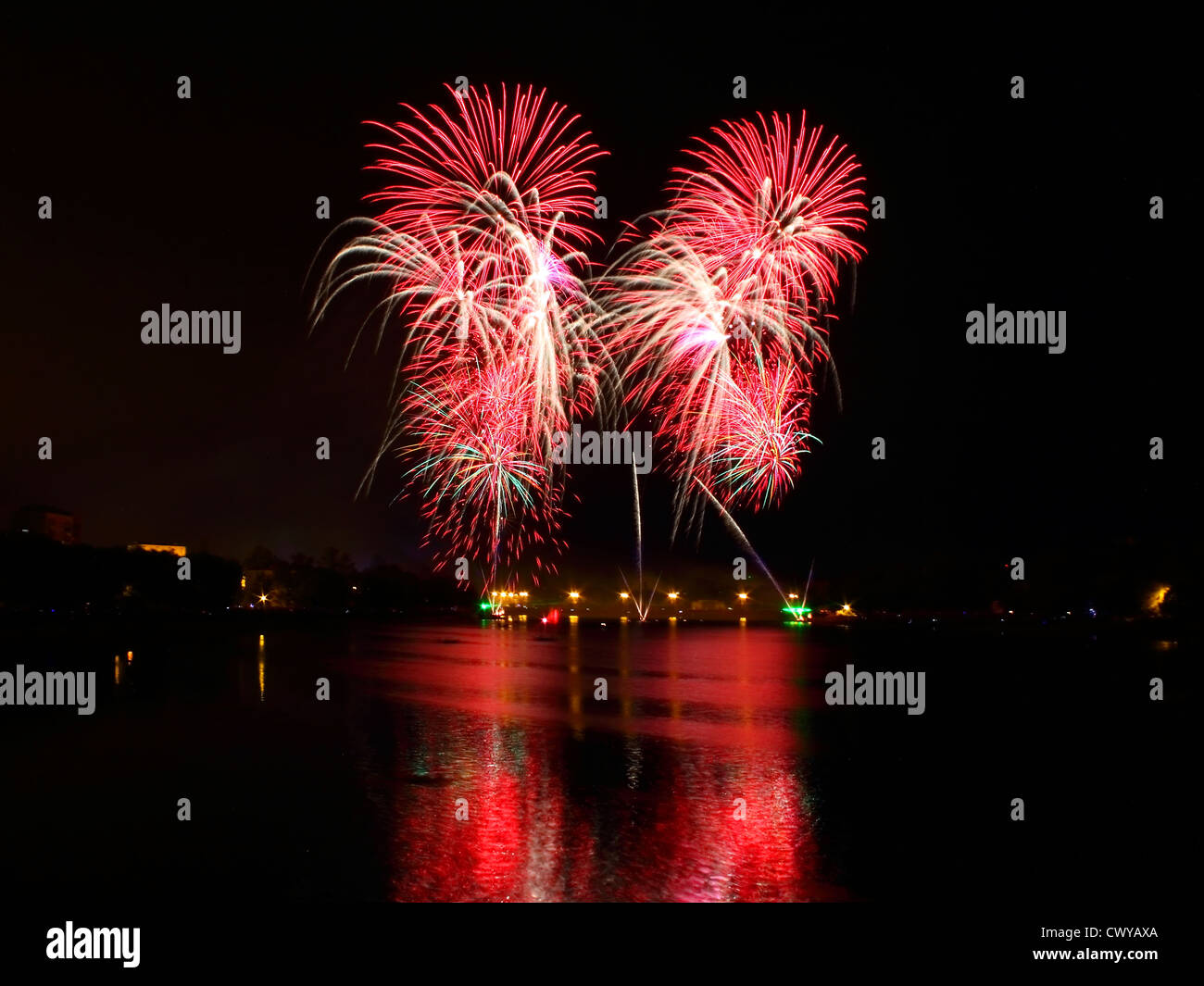 Fireworks over water hi-res stock photography and images - Alamy