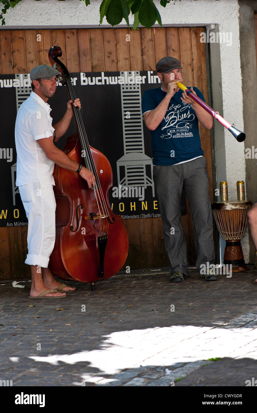 Two buskers hi-res stock photography and images - Alamy