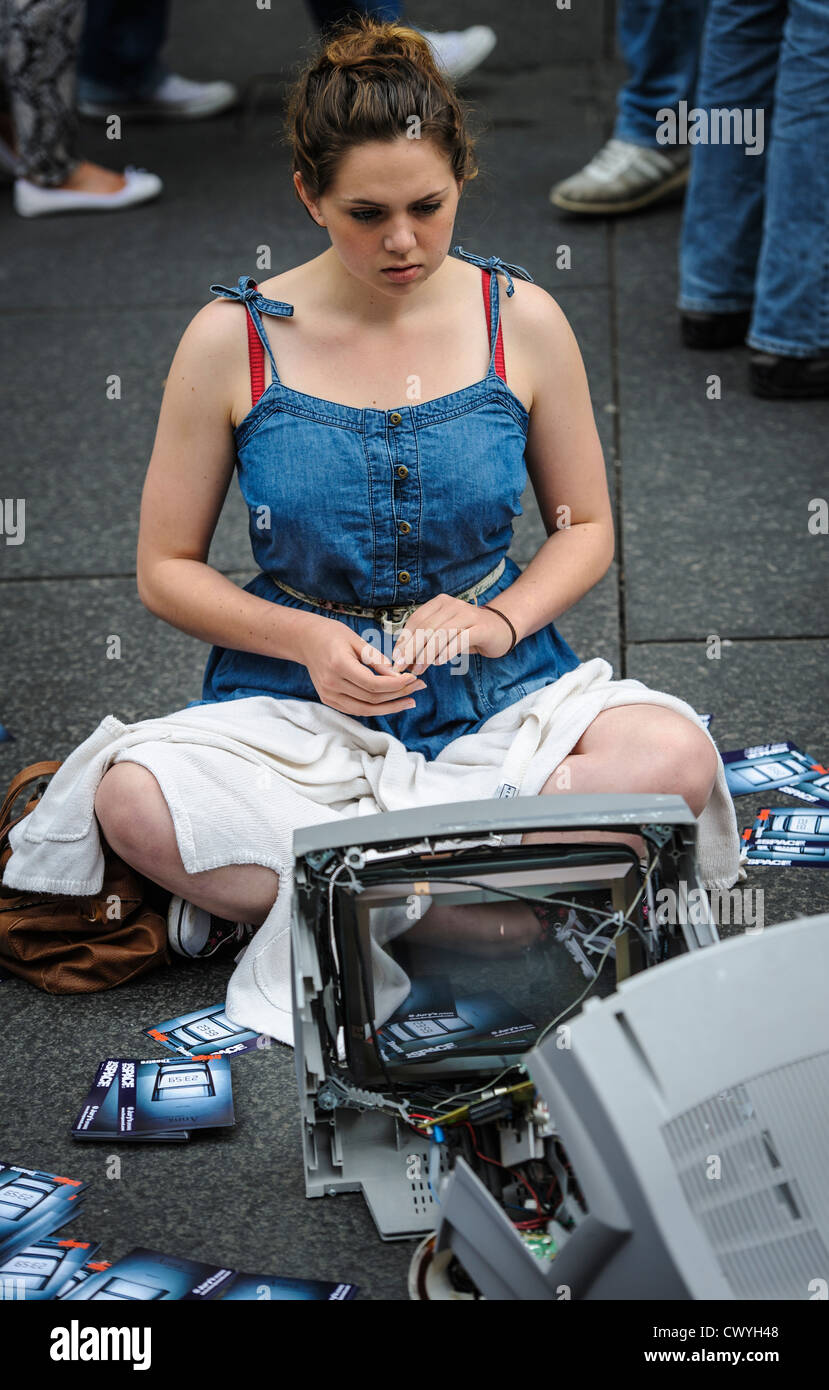 A Fringe Performer entertains the crowd and advertises their Fringe ...