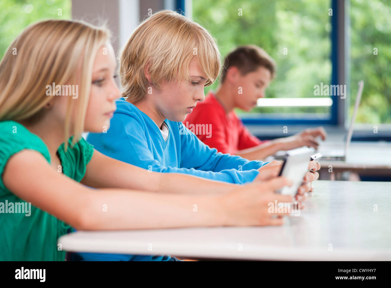 Boy girl laptop teamwork classroom hi-res stock photography and images ...