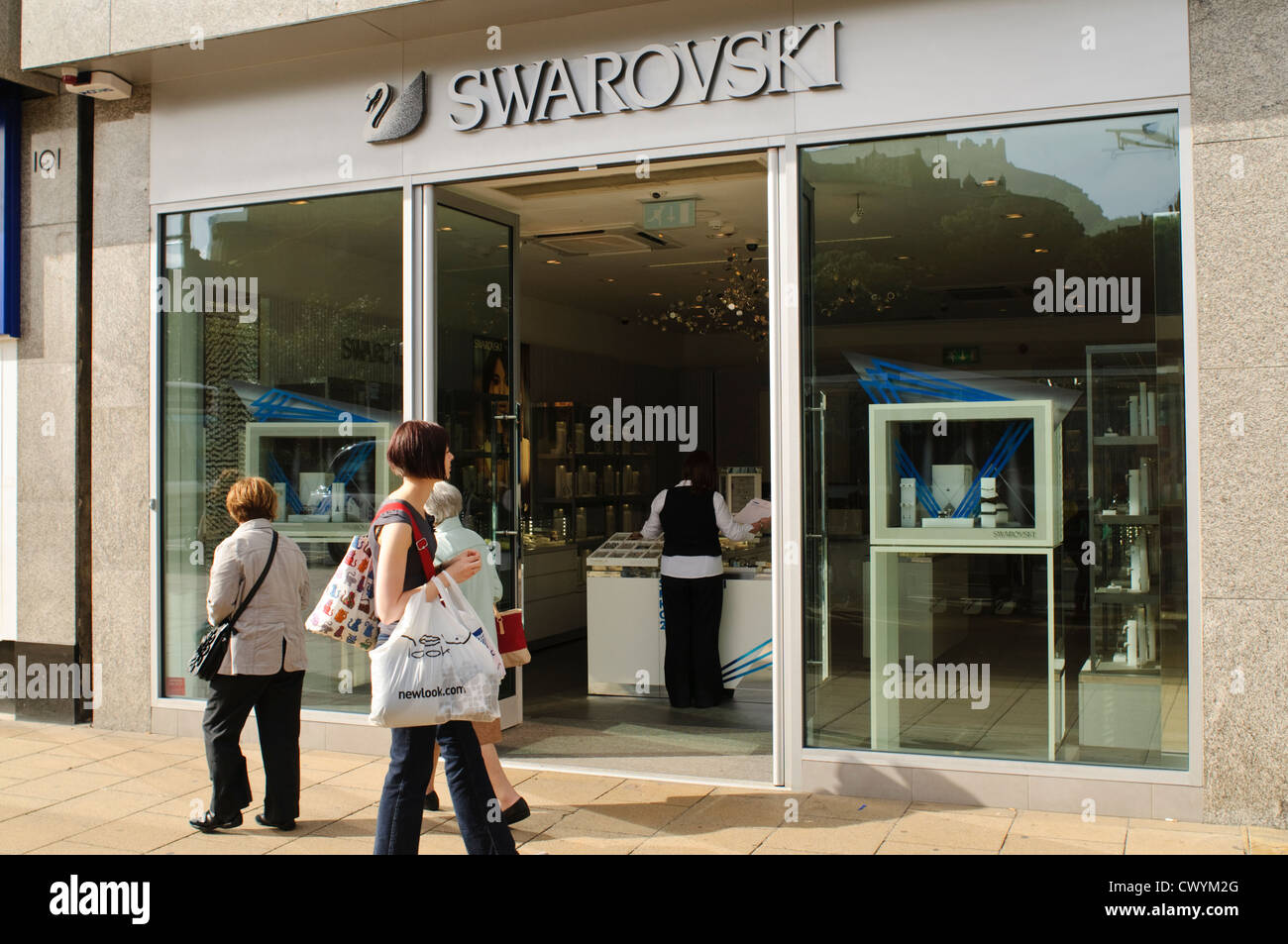Edinburgh princes street shops hi-res stock photography and images - Alamy