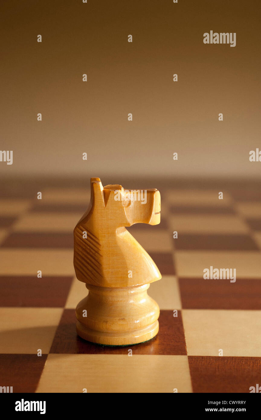 White knight chess piece hi-res stock photography and images - Alamy