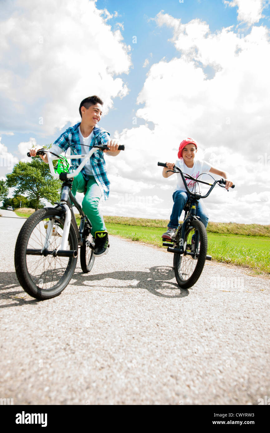 10 12 kids on bikes hi-res stock photography and images - Alamy