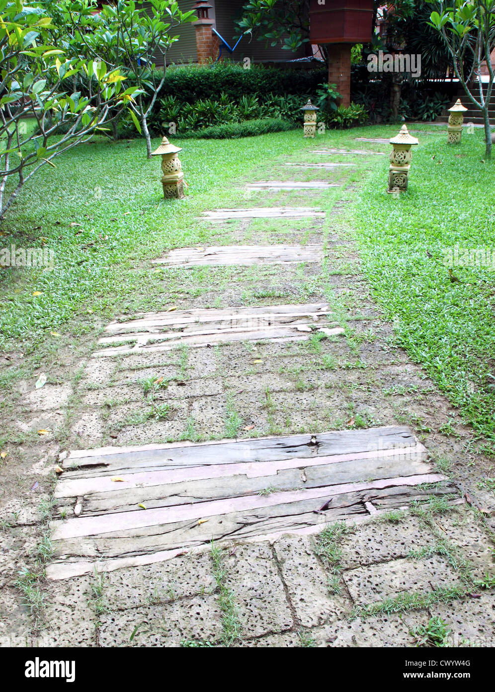 Walkway wooden pattern stone hi-res stock photography and images - Alamy