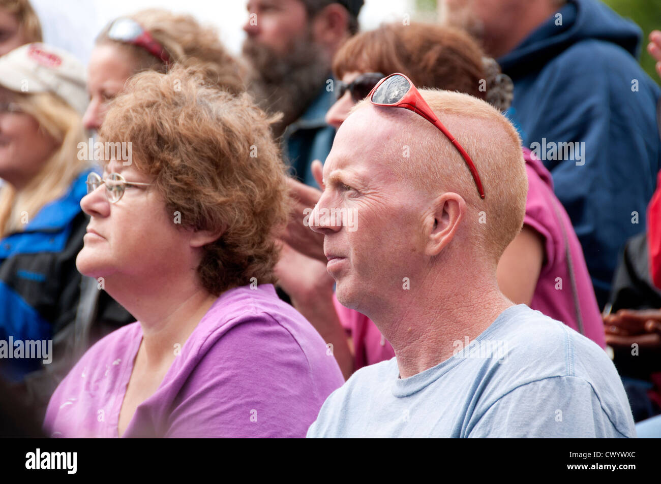 Crowd sitting outdoor watching hi-res stock photography and images - Alamy