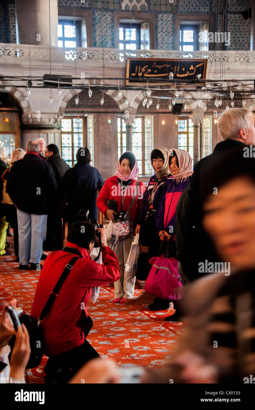 Asian tourists inside the Blue Mosque in Istanbul Stock Photo - Alamy