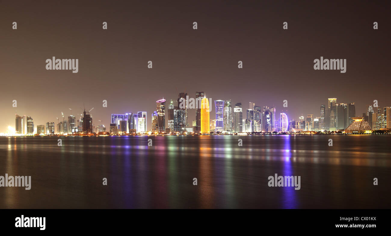 Doha skyline skyline night hi-res stock photography and images - Alamy