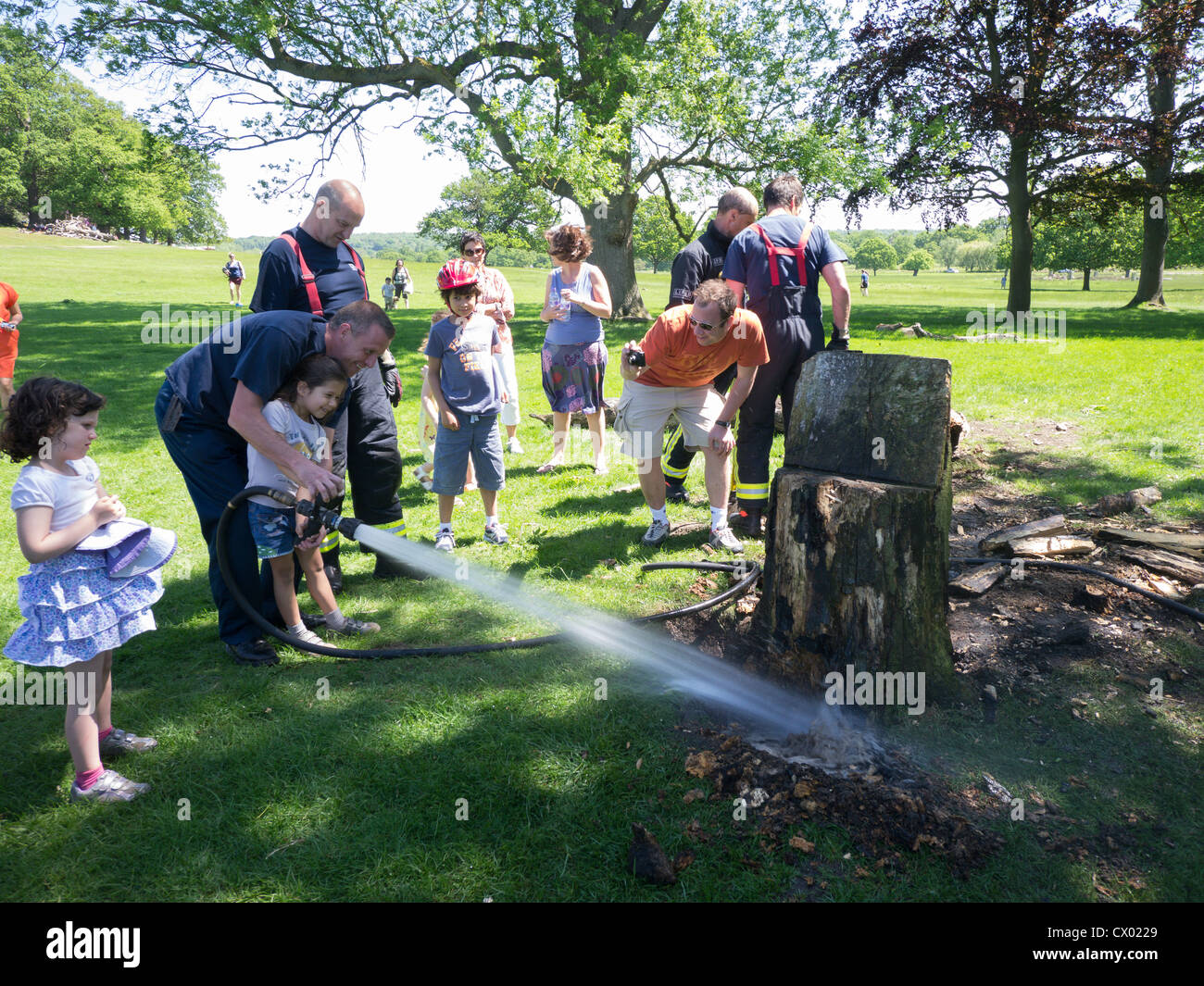 Kids watching a fire hi-res stock photography and images - Alamy