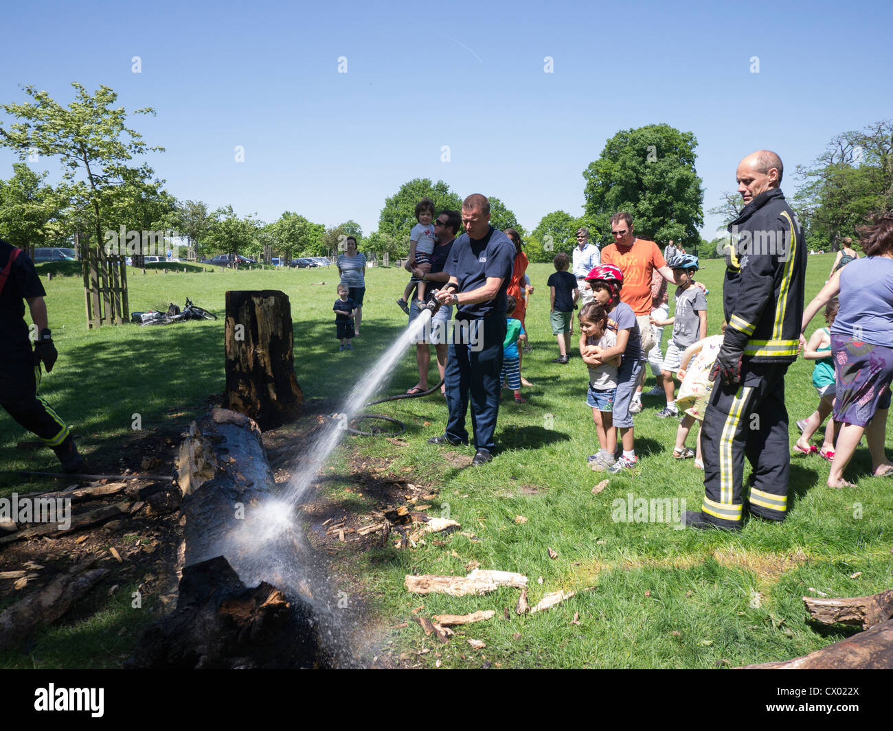 Kids watching a fire hi-res stock photography and images - Alamy