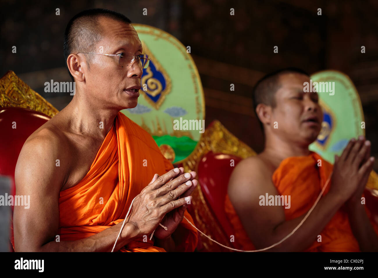 Two monks praying, Wat Pho, Bangkok, Thailand Stock Photo - Alamy