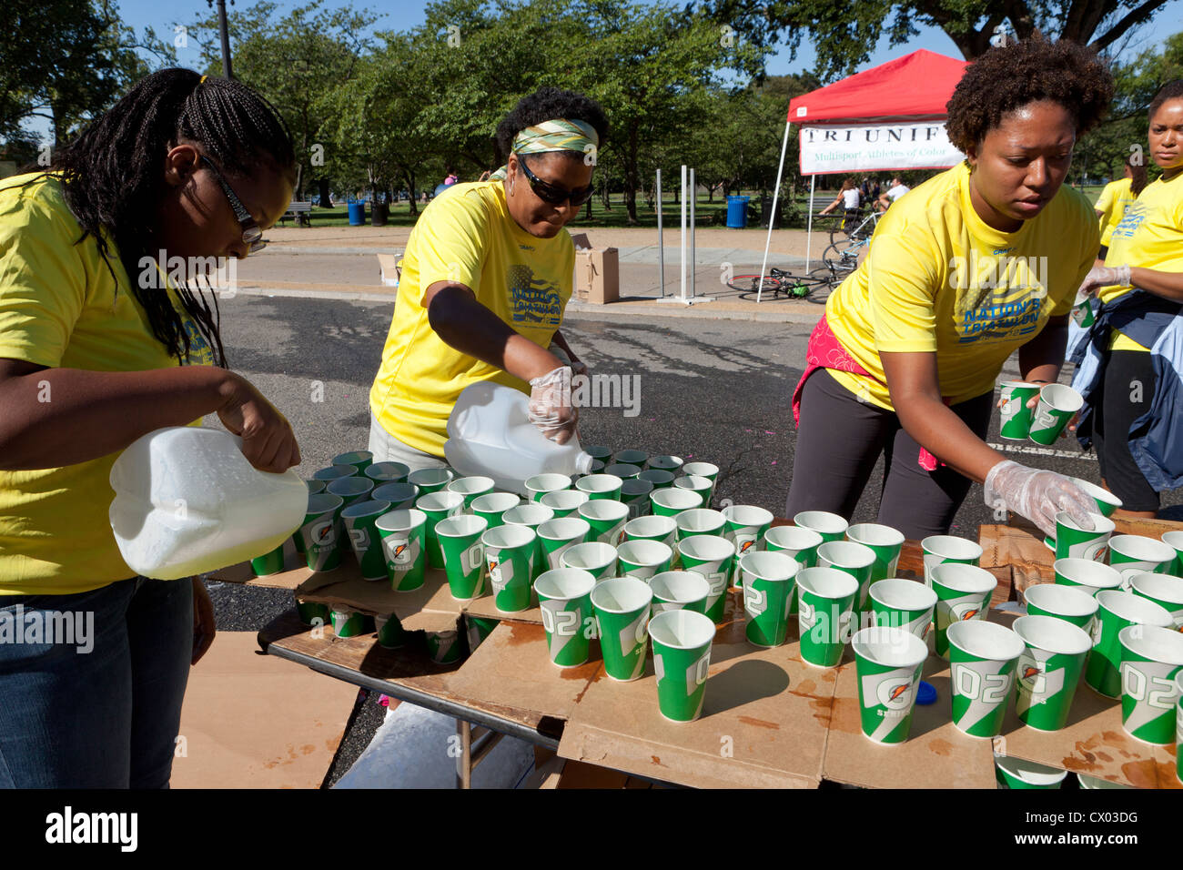 Marathon water station hi-res stock photography and images - Alamy