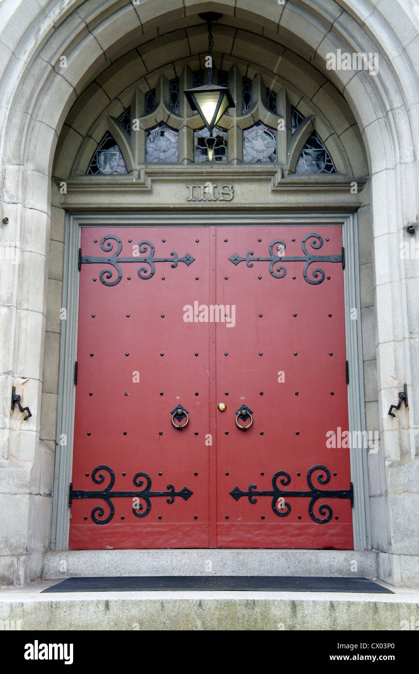 Church door gothic arch hi-res stock photography and images - Alamy
