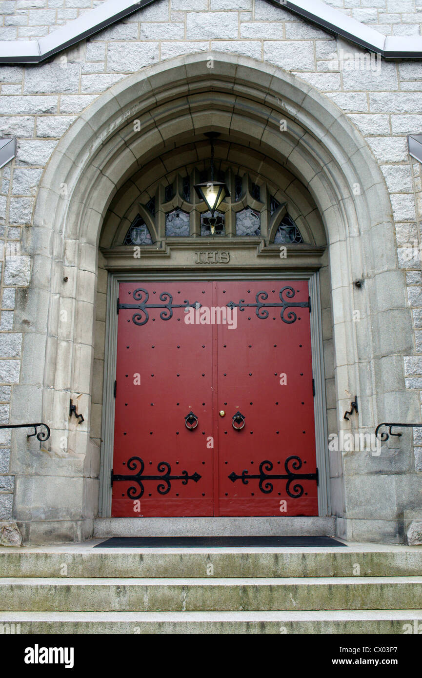 Church door gothic arch hi-res stock photography and images - Alamy