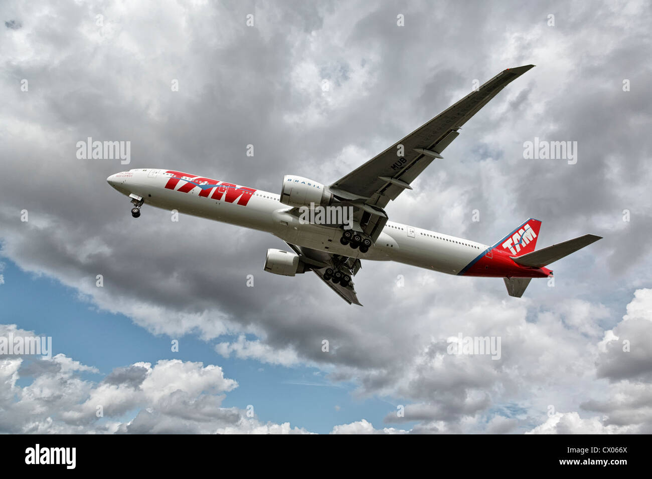 A Boeing 777 of the Brazilian airline TAM on final approach Stock Photo ...