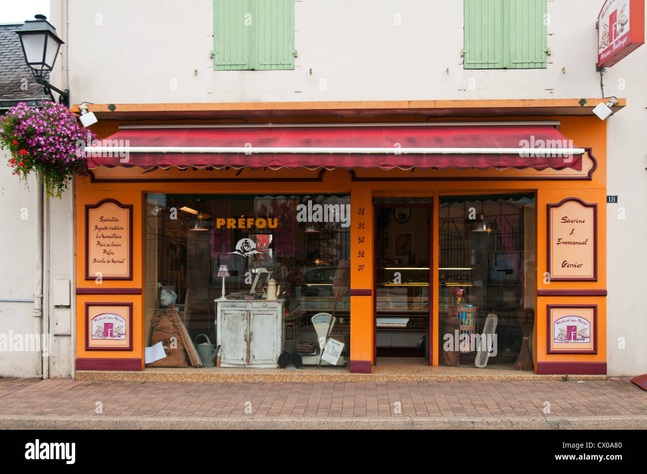 French bakery shop front hi-res stock photography and images - Alamy