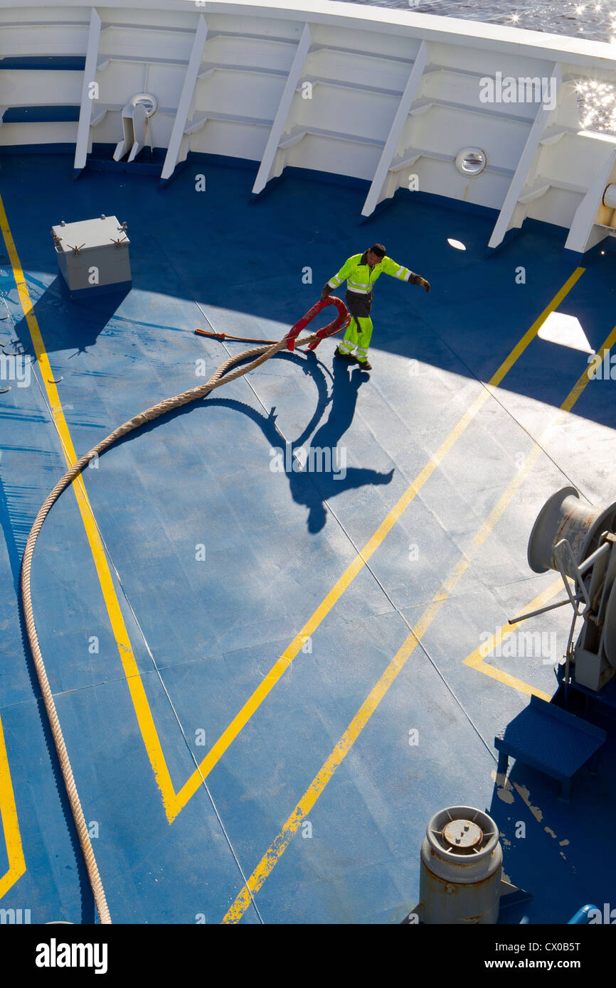 deck hand ship pulling uk mooring line rope hauser Stock Photo - Alamy