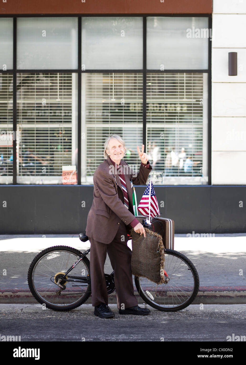 Eye contact peace sign hi-res stock photography and images - Alamy