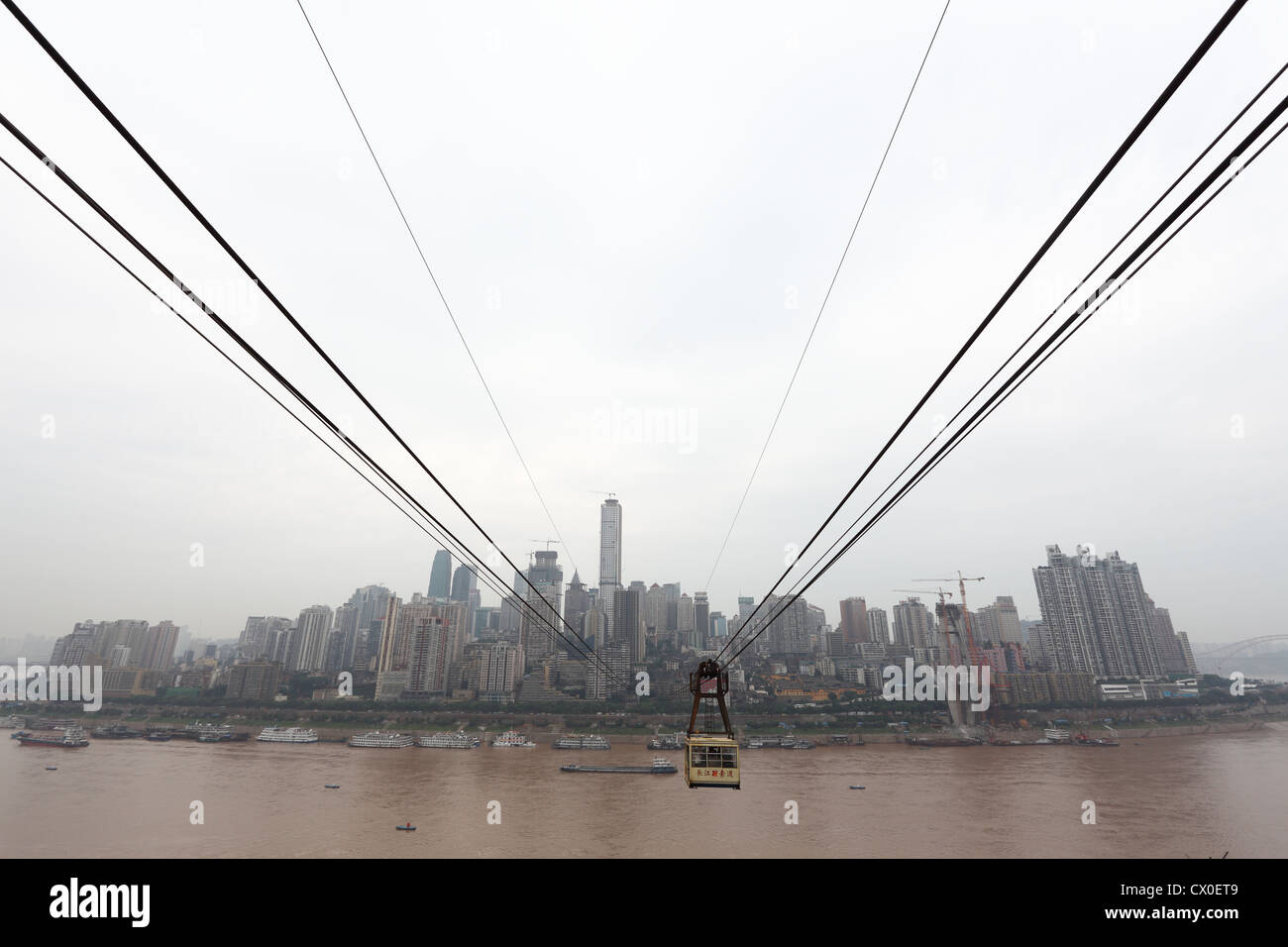 Cable car crossing yangzte river hi-res stock photography and images ...