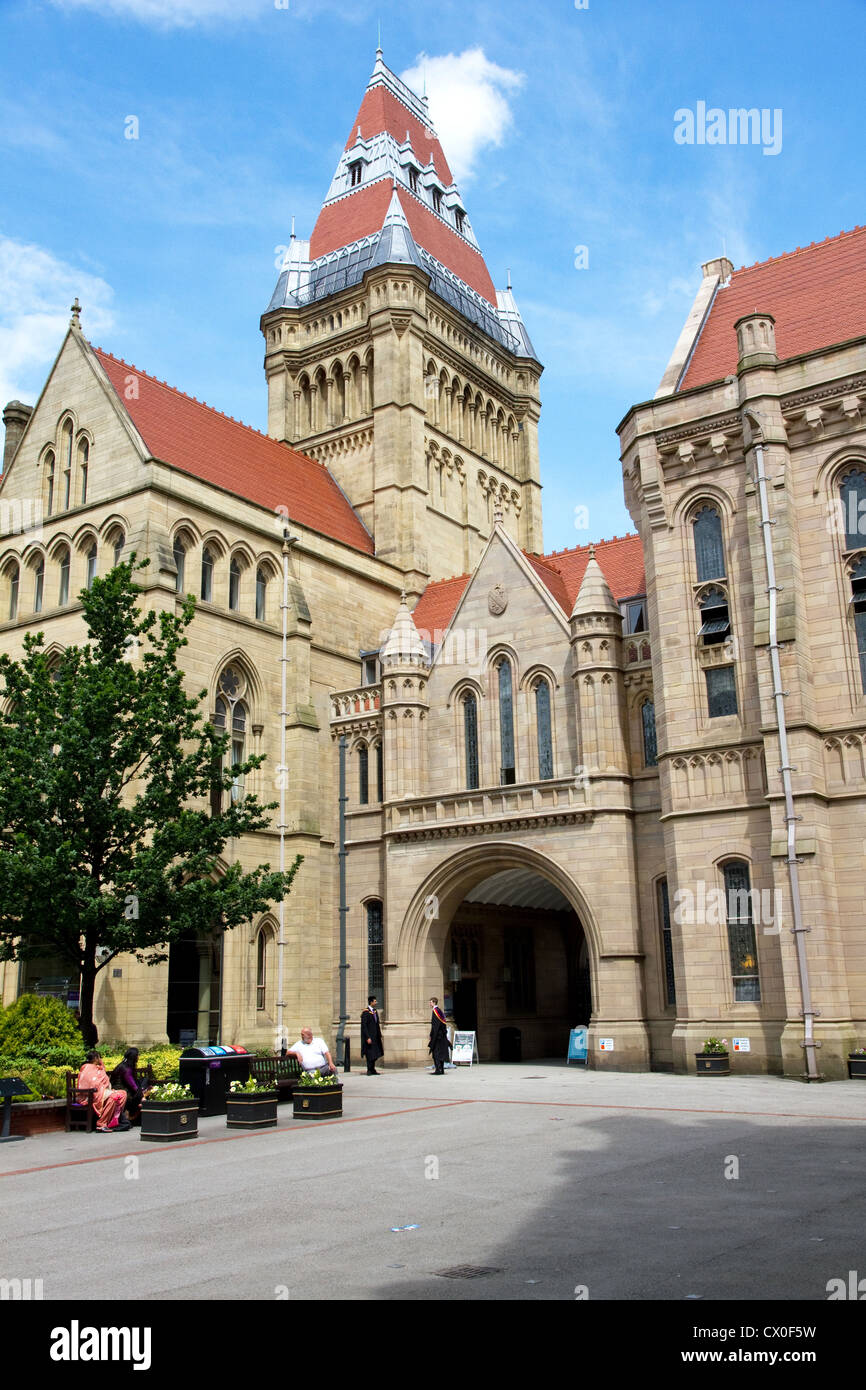 Manchester university graduation hi-res stock photography and images ...