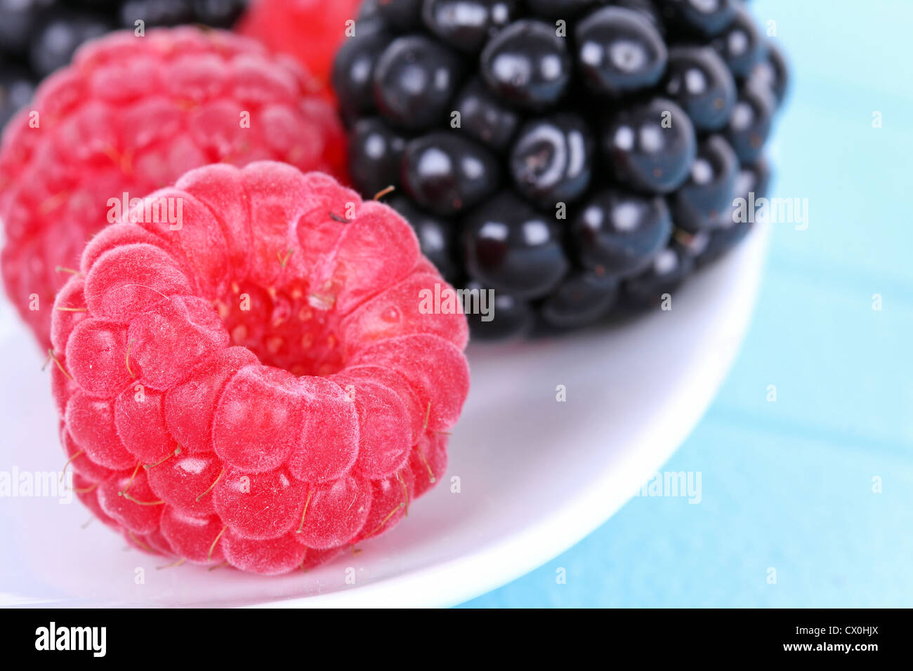 White blackberry fruits hi-res stock photography and images - Alamy