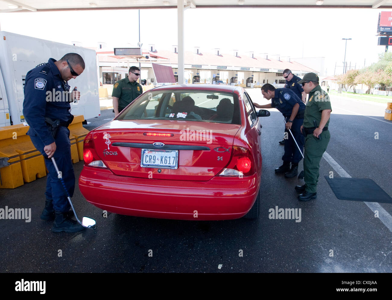 US Customs and Border Protection officers inspect cars heading from ...