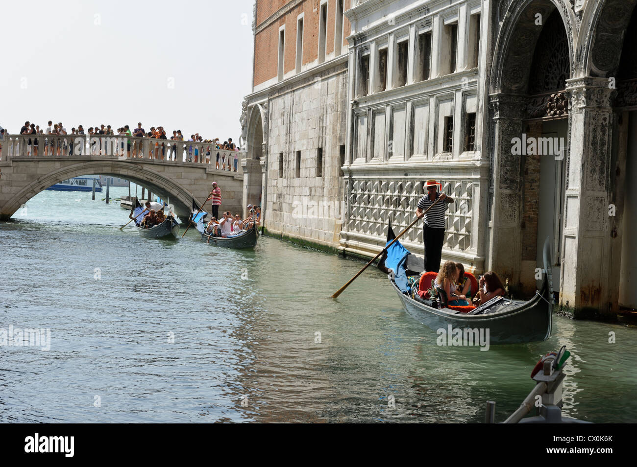Ponte della paglia bridge gondolas hi-res stock photography and images ...