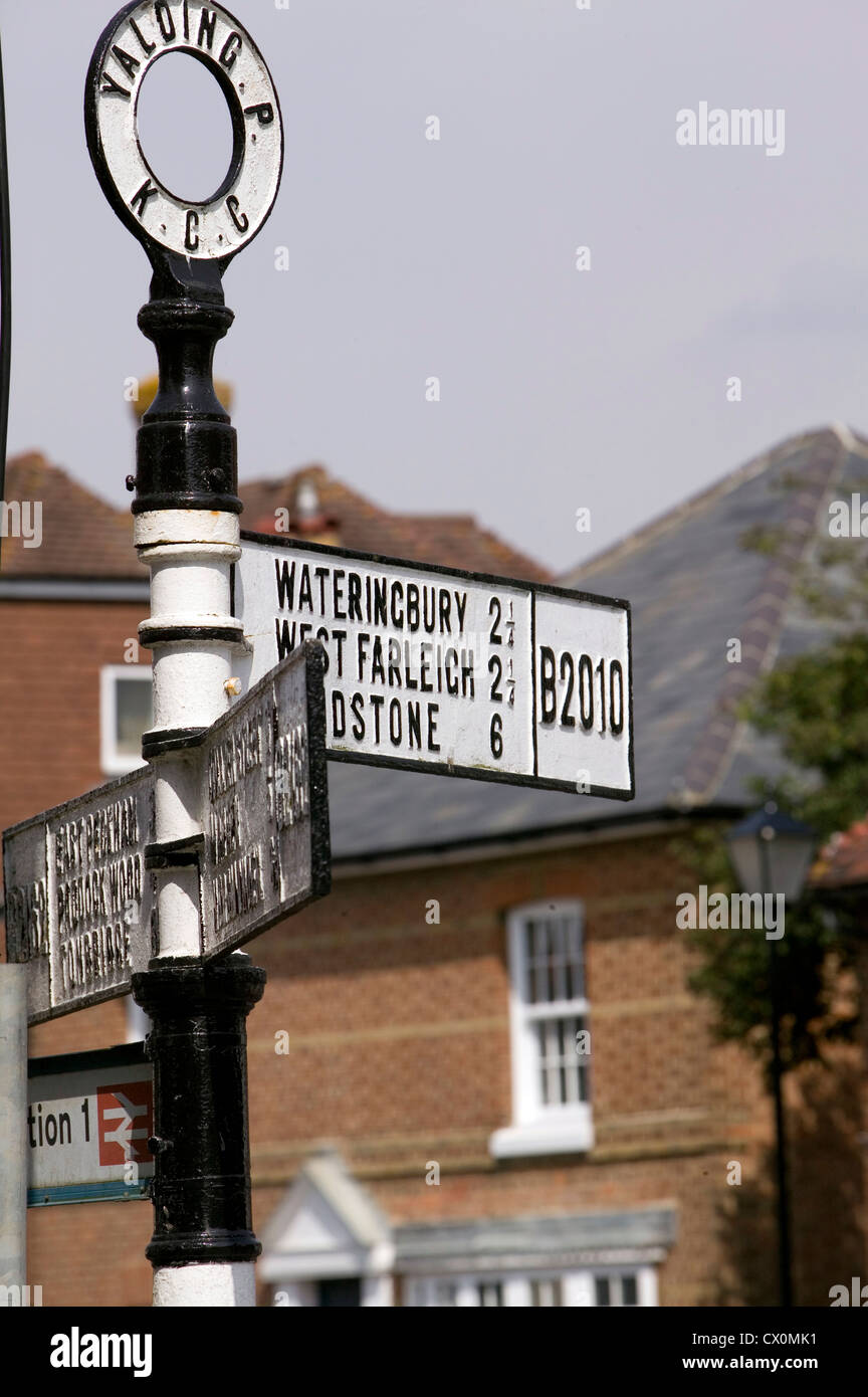Old fashioned direction signpost hi-res stock photography and images ...