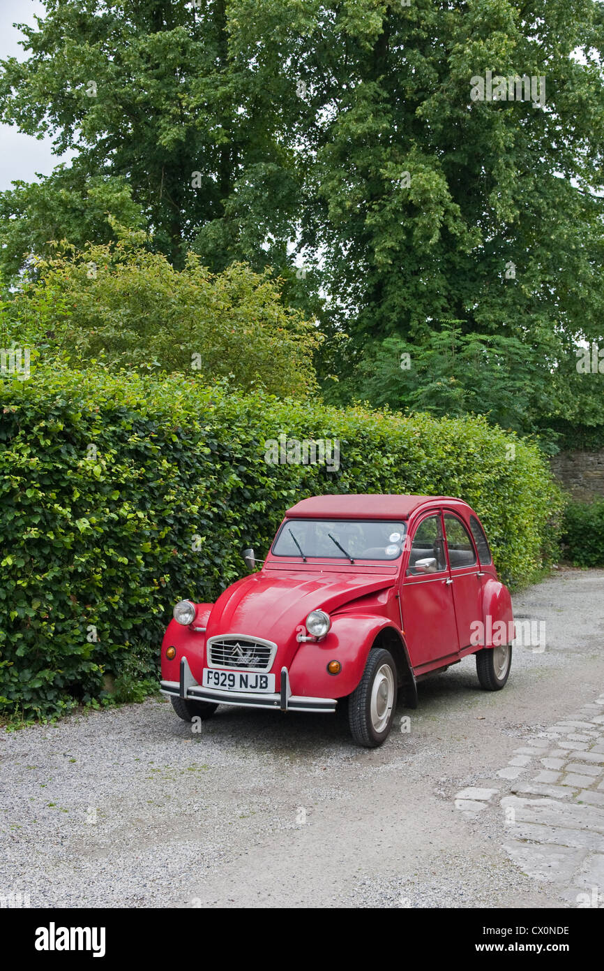 Red 2cv citroen car hi-res stock photography and images - Alamy