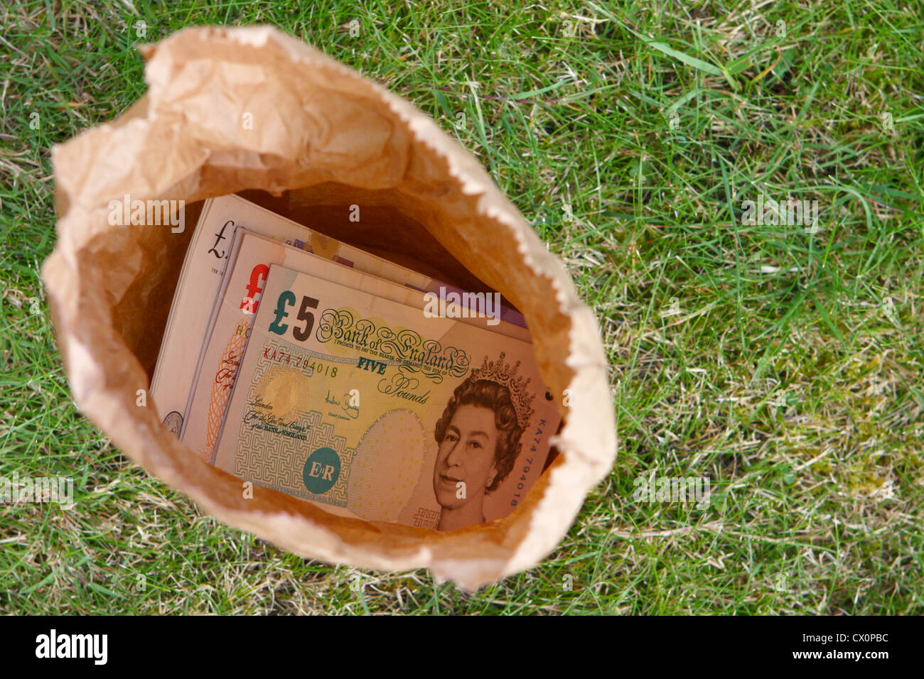 Money bag sterling notes hi-res stock photography and images - Alamy