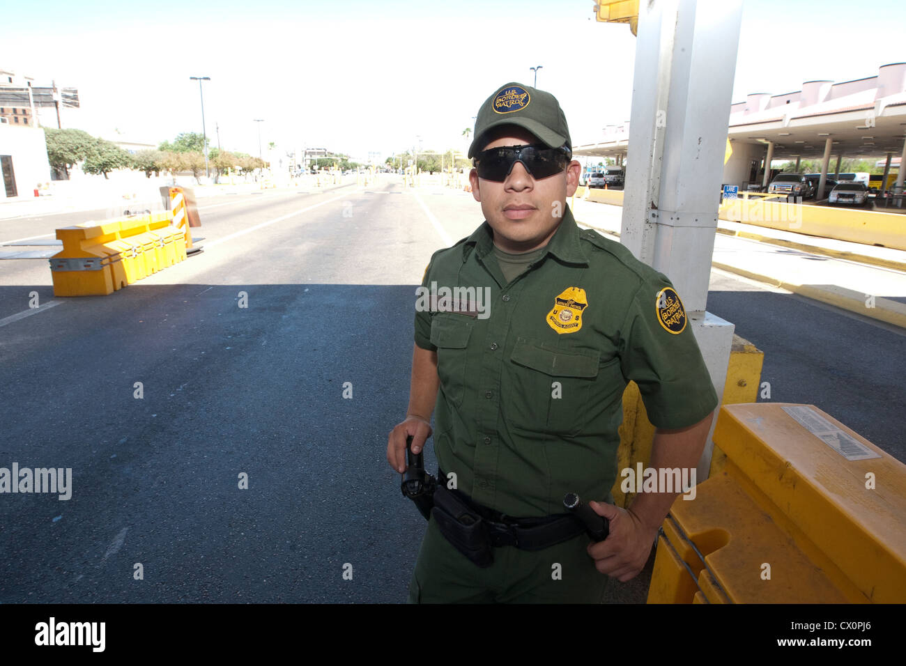US Customs and Border Protection officers inspect cars heading from ...
