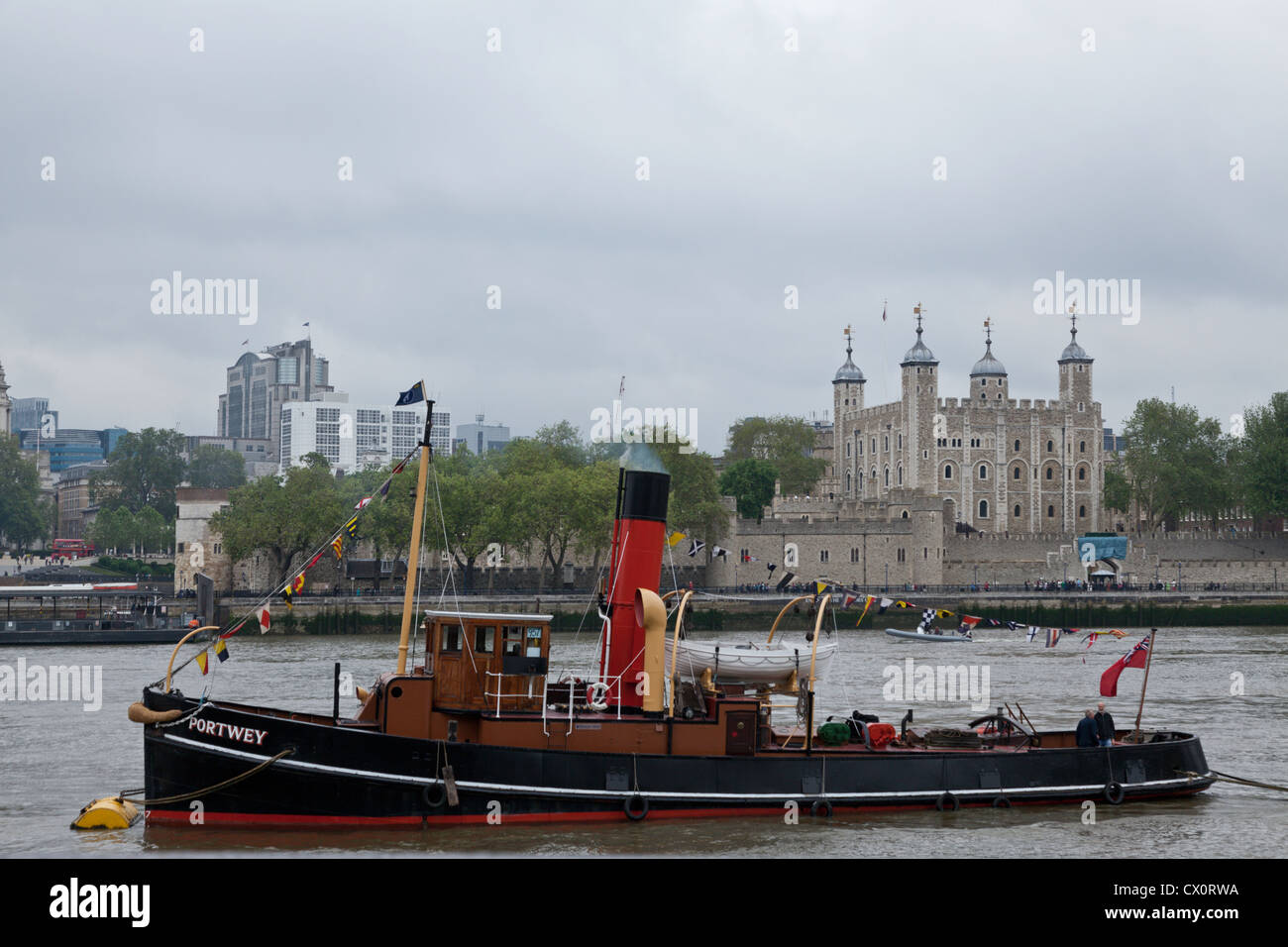 Red tug boat hi-res stock photography and images - Alamy
