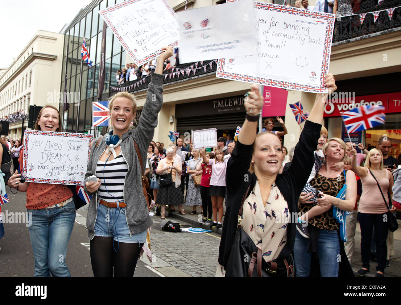 Cheering crowd olympics london hi-res stock photography and images - Alamy
