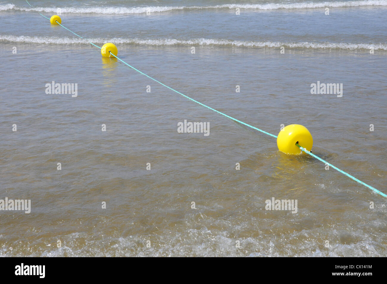 Small breaking waves hi-res stock photography and images - Alamy