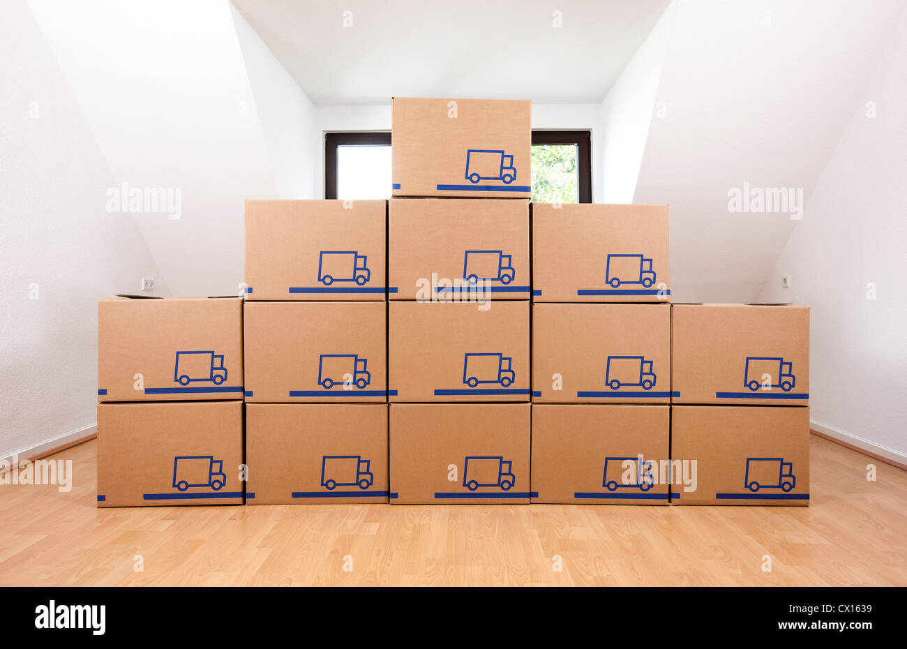 Room filled cardboard boxes hi-res stock photography and images - Alamy