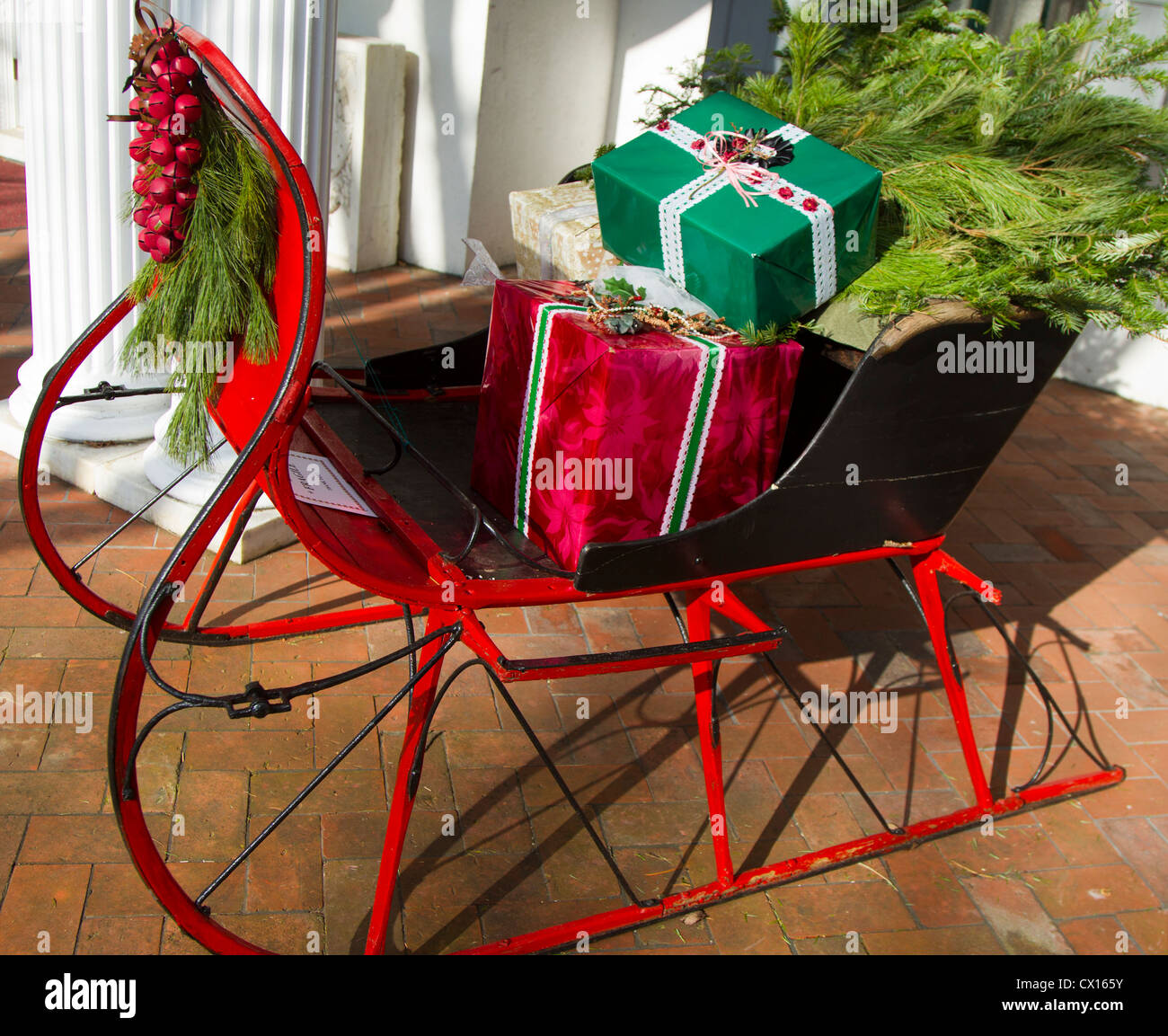 Old fashioned sled hi-res stock photography and images - Alamy