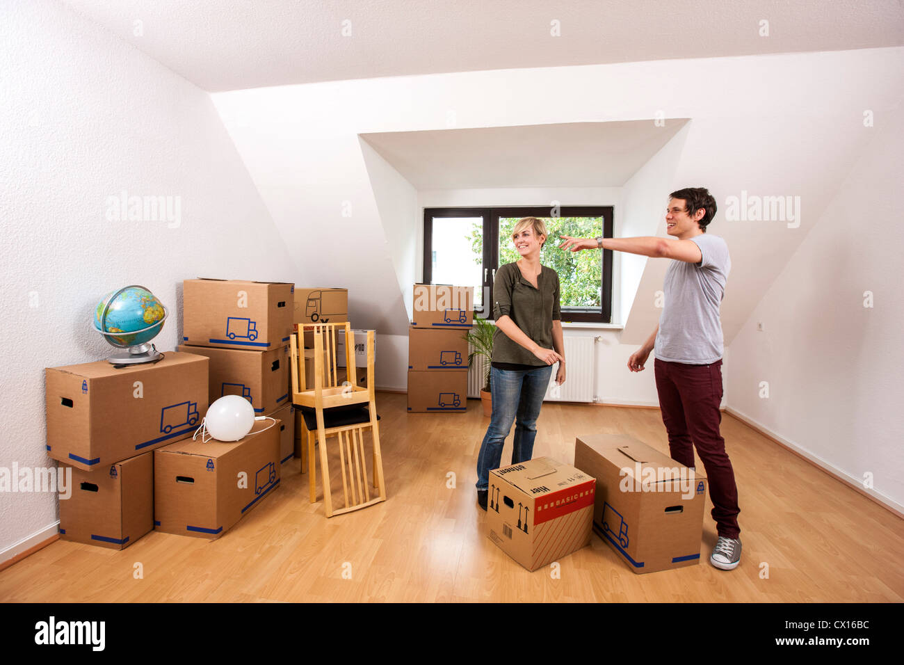 Carrying moving boxes hi-res stock photography and images - Alamy