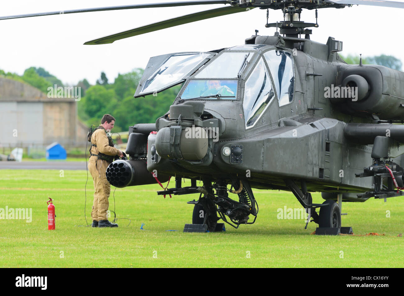 Ah 64 apache ground hi-res stock photography and images - Alamy