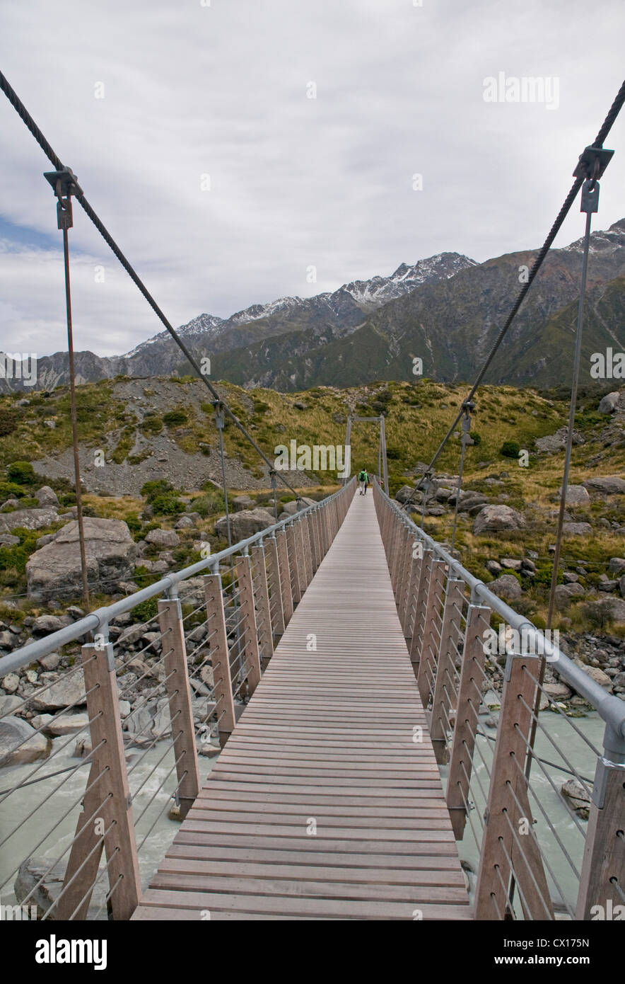 Footbridge over the Hooker River, Mount Cook National Park, New Zealand ...