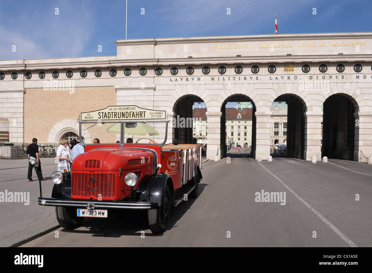 Old Vienna City Tour Bus outside Hofburg Palace , Vienna, Wein, Austria ...