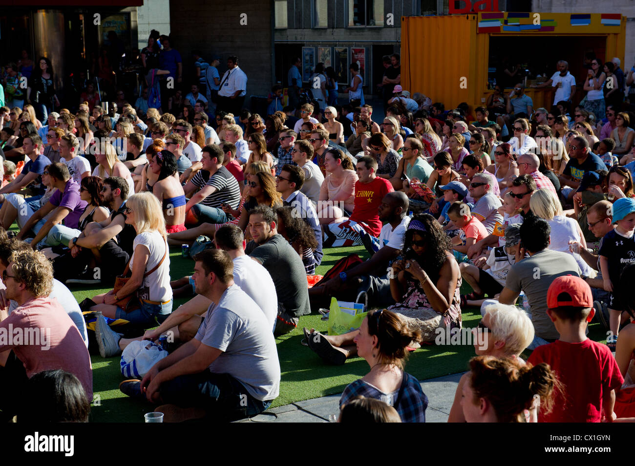 Sitting crowd hi-res stock photography and images - Alamy