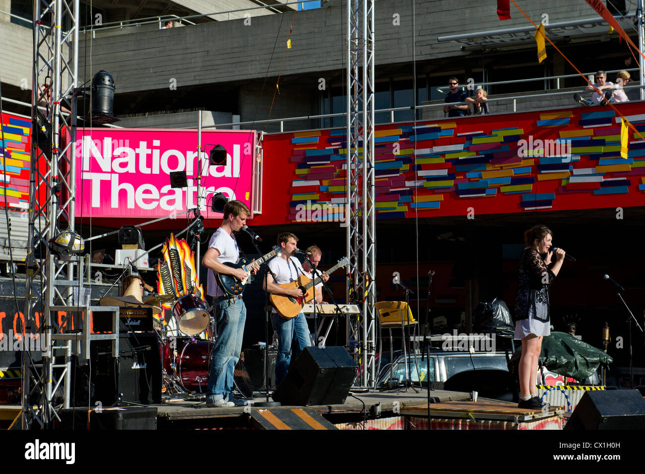 Singer performing band hi-res stock photography and images - Alamy