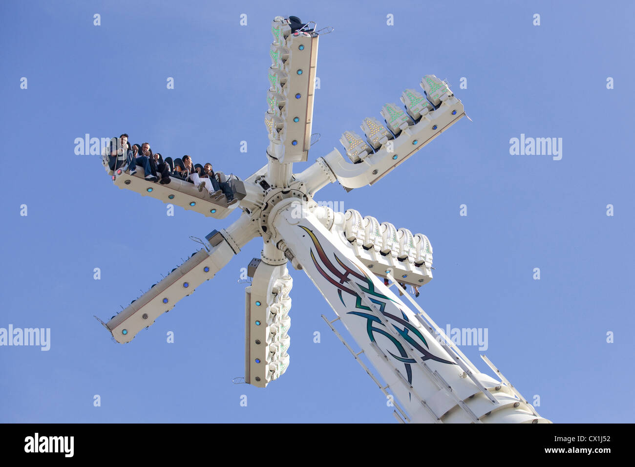 Fairground Thrill ride in Oxford city center Stock Photo - Alamy