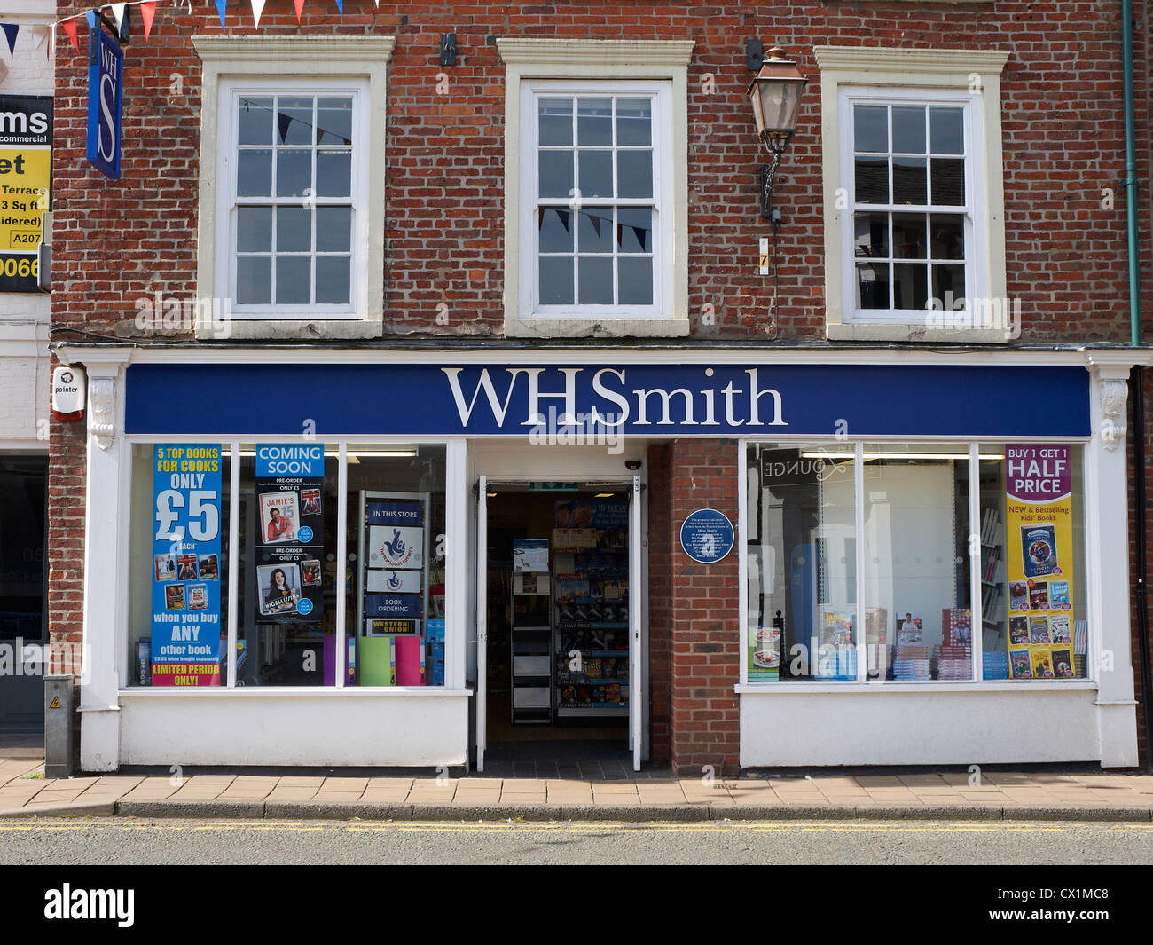 Whsmith sign hi-res stock photography and images - Alamy