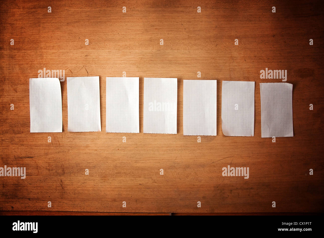 Handwritten paper reminder note over a wooden background Stock Photo ...