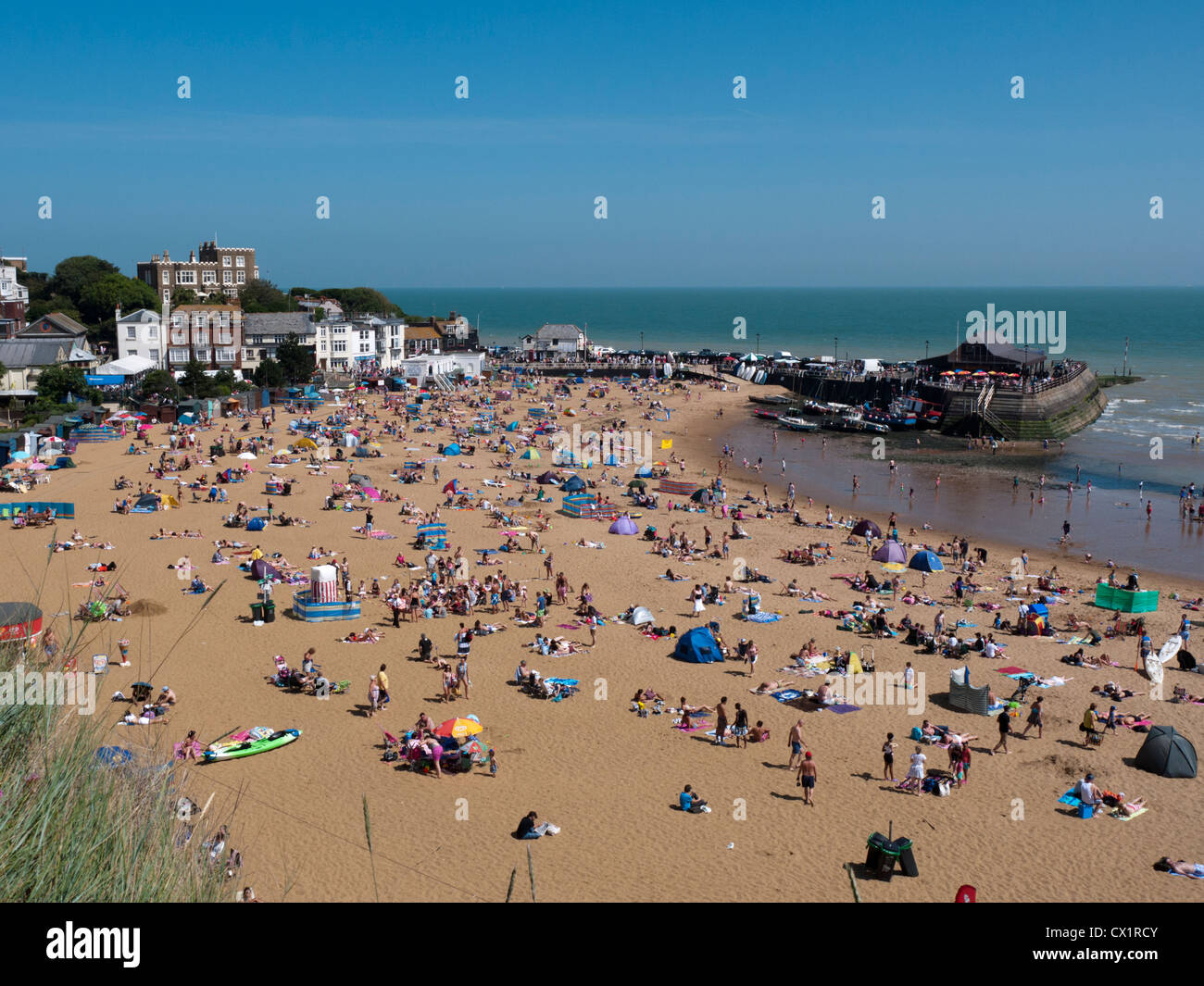 Family on beach broadstairs kent hi-res stock photography and images ...