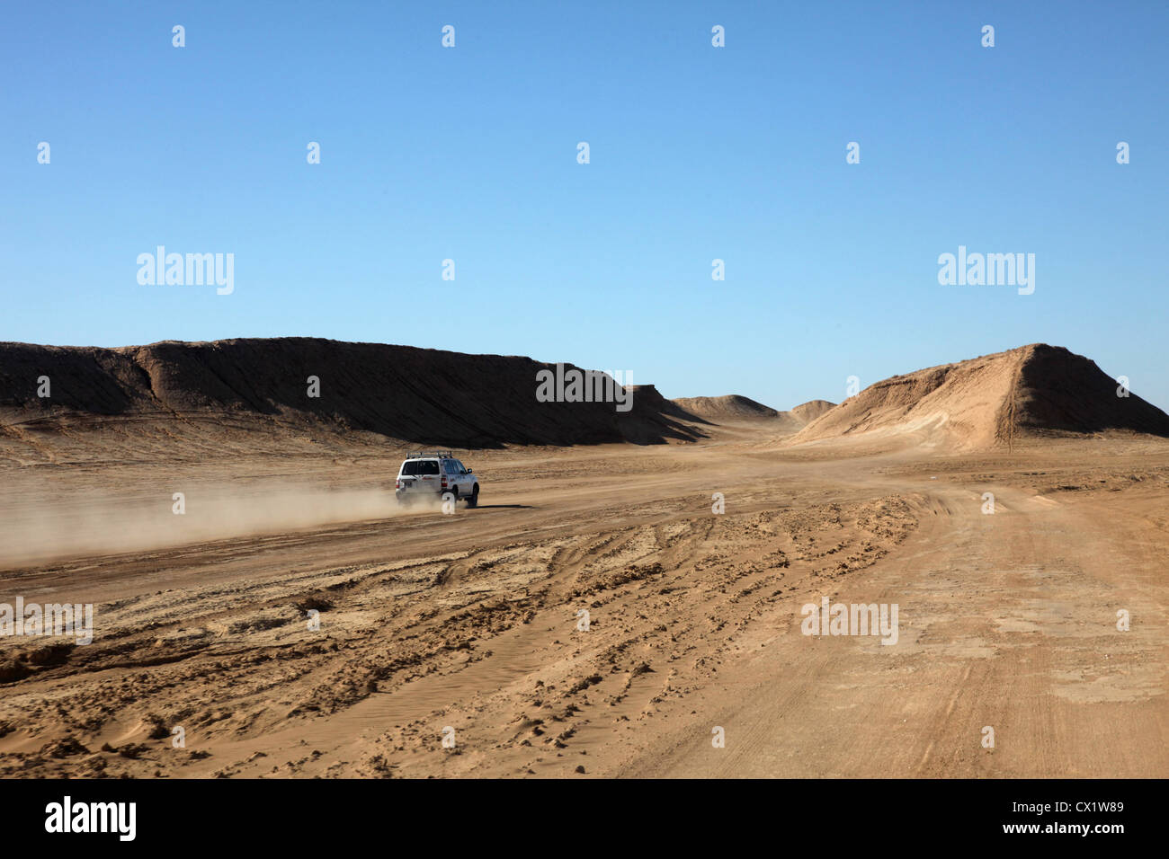 car in desert Stock Photo - Alamy